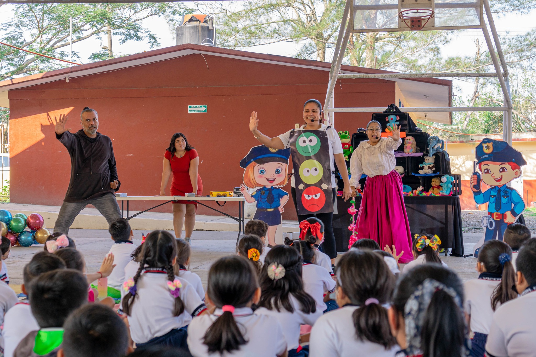Obra teatral “Policía Amigo y Medidas de Seguridad” a las escuelas ... Obra teatral “Policía Amigo y Medidas de Seguridad” a las escuelas ...